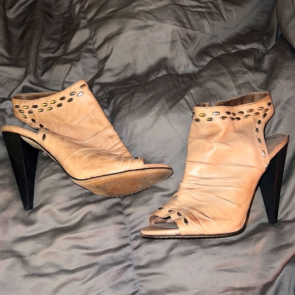 Vince Camuto | Shoes | Vince Camuto Size 8 Tan Leather Side Zipsilver ...